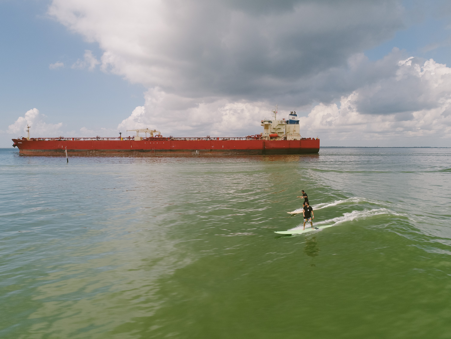 Surfer entre les pétroliers : le phénomène texan du tanker surfing ...