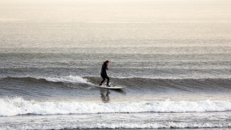 Surfer l’Est du Québec, merci l’automne! – OuiSurf